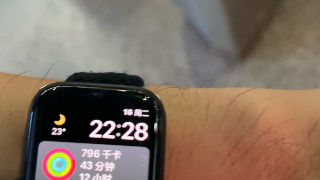 伸手把Apple Watch直接靠近读卡器就可以刷地铁闸,真方便啊!
