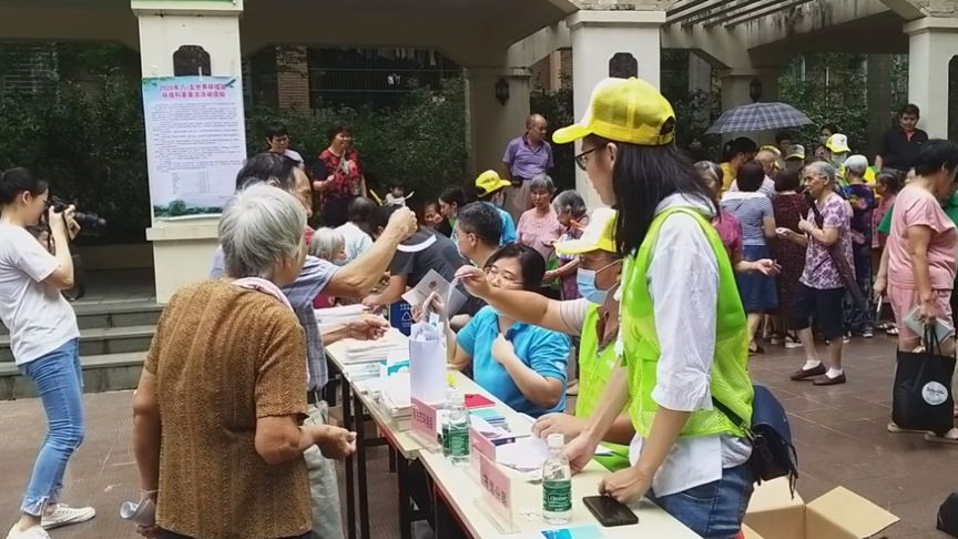 世界环境日环保志愿者走进社区普及环保知识