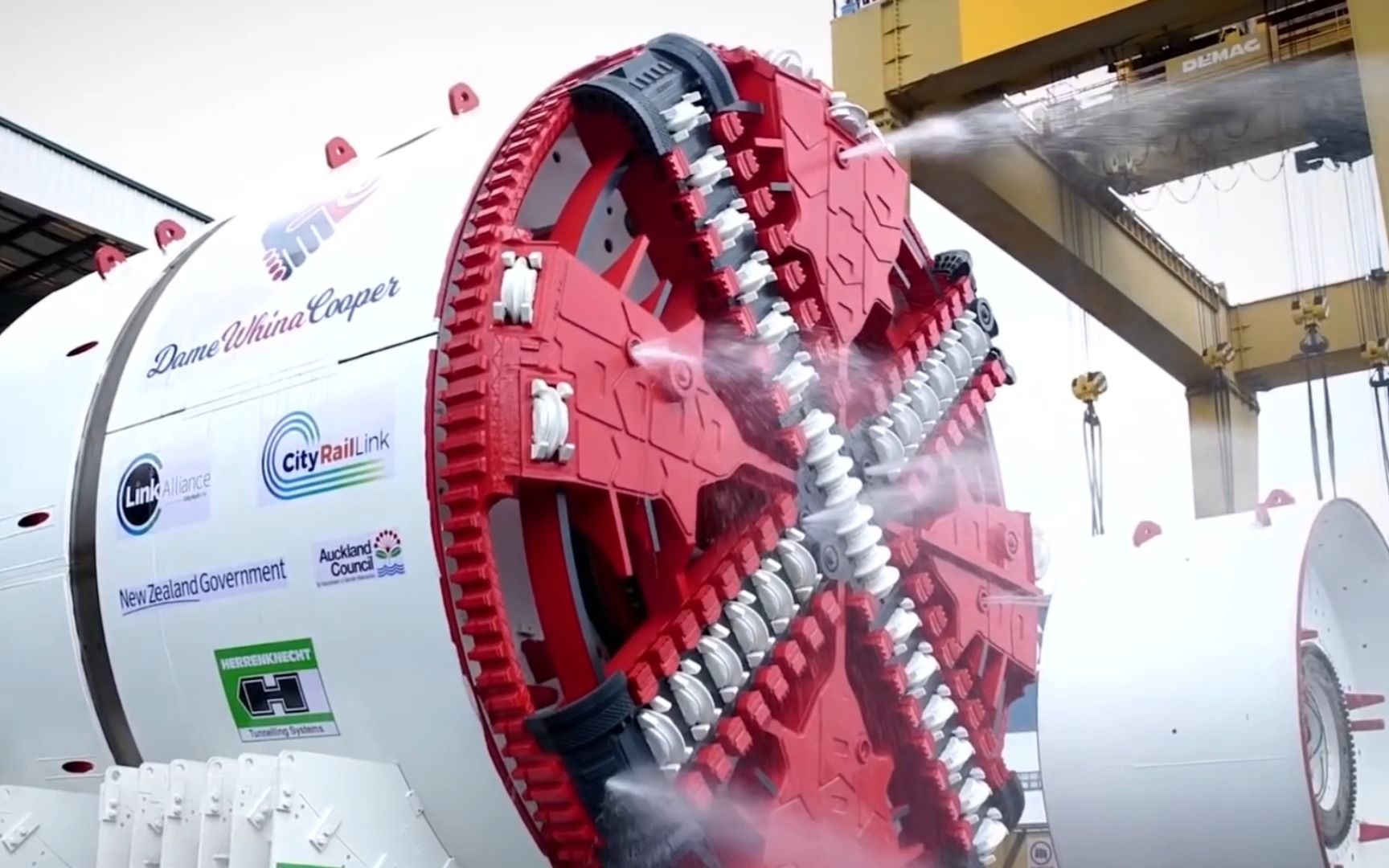 一分钟了解盾构机是如何钻通地铁线的,难怪修建地铁速度那么快!