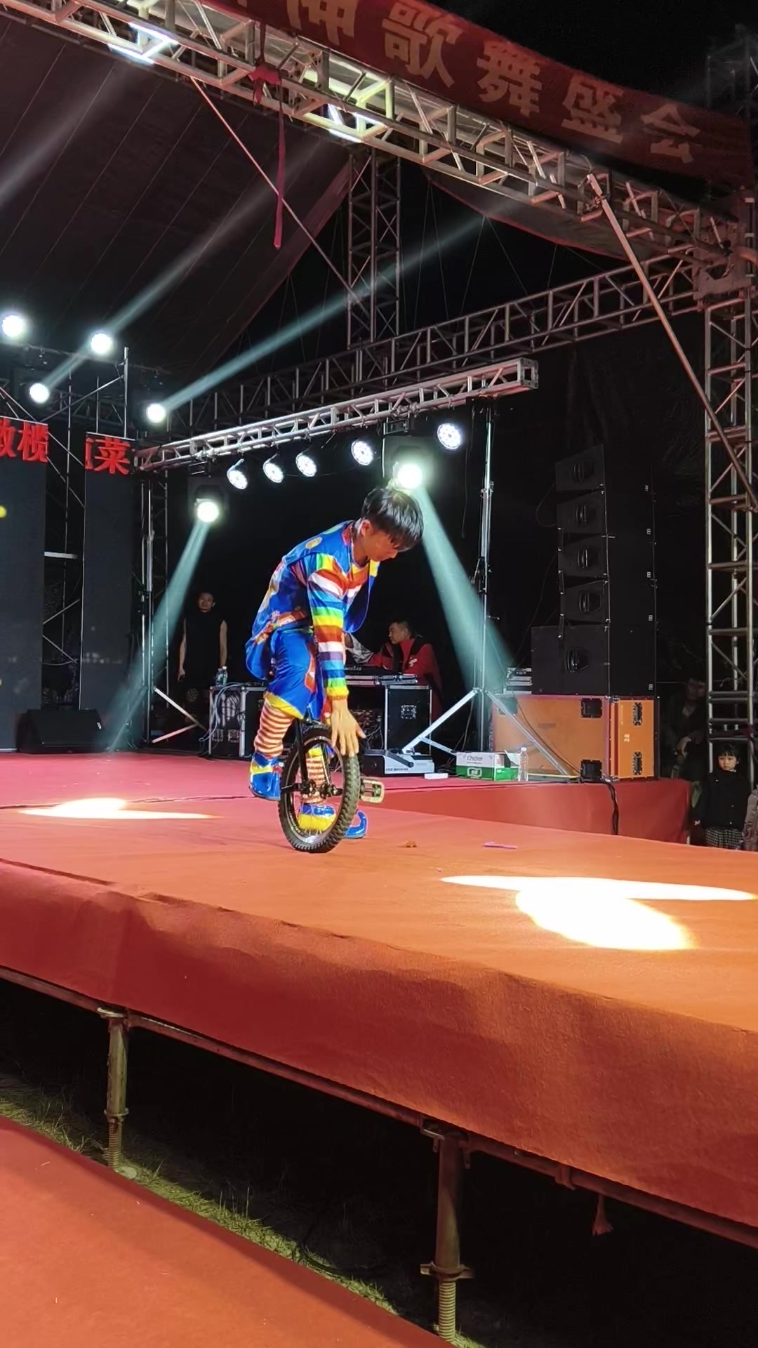 杂技节目表演 ,危险动作勿模仿。