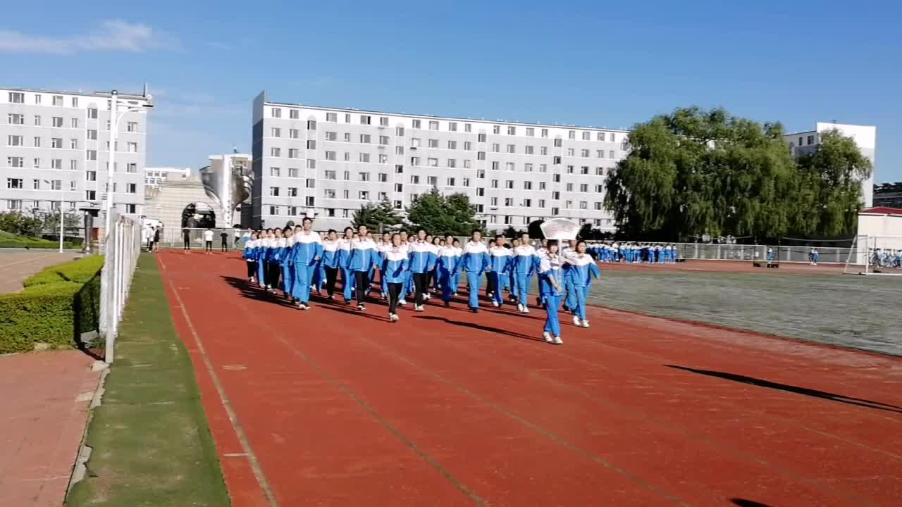 从排队形到正式列队齐步走,我们只练习不到一节课的时间。孩子为了...