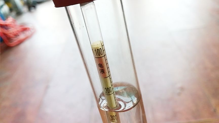 用密度计测试电瓶电解液与蒸馏水的方法与步骤
