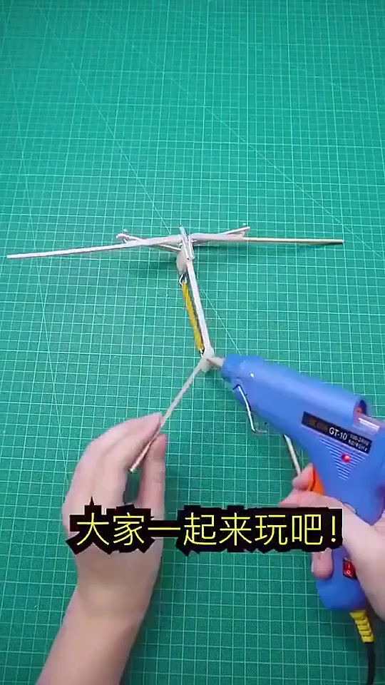 用纸做的鲁班鸟 随便一扔,就能在天空飞翔的手工鲁班鸟。