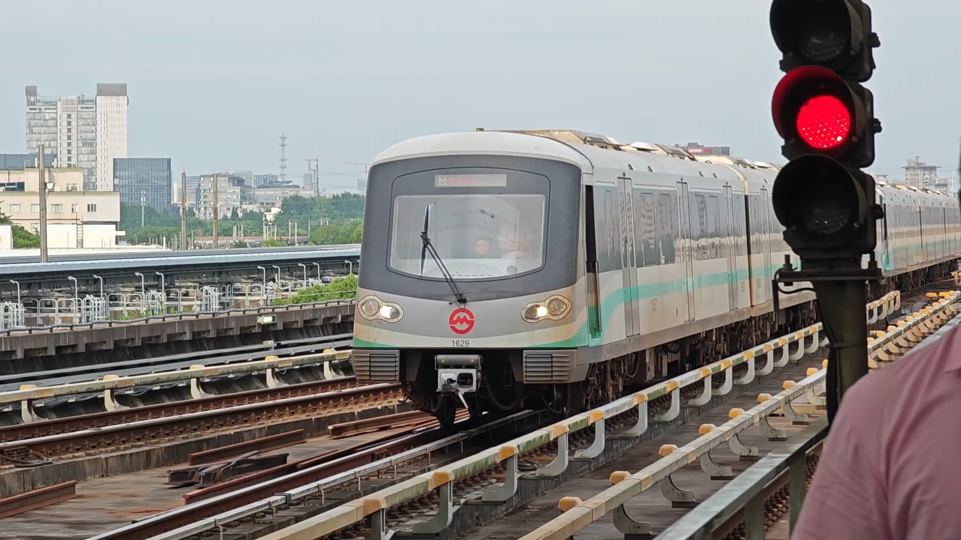 (上海地铁ߚ�) 16号线龙阳路与大站车跨站行驶