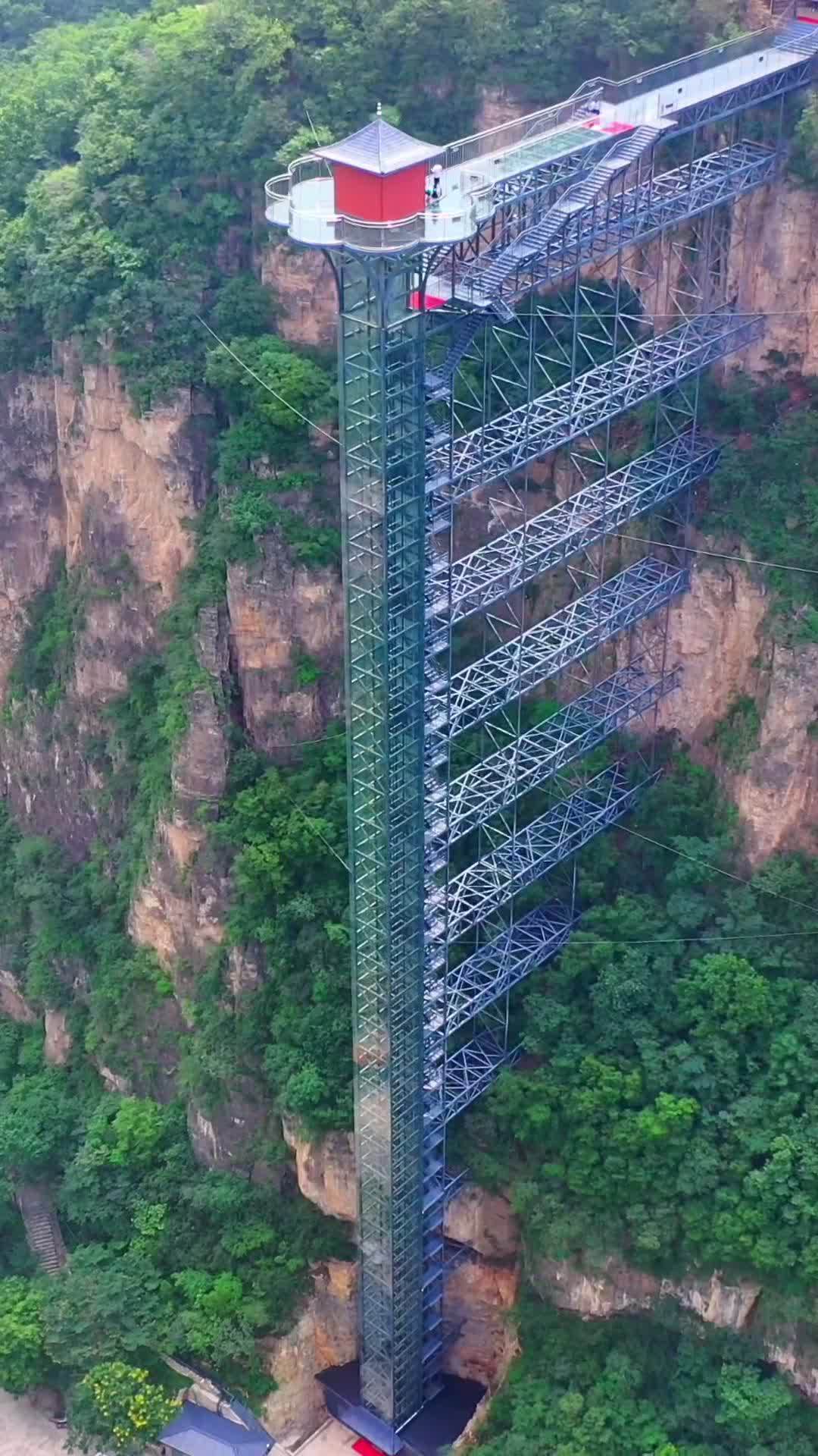 隐藏在深山里的观光电梯,乘高空玻璃电梯,登顶观光平台,赏.