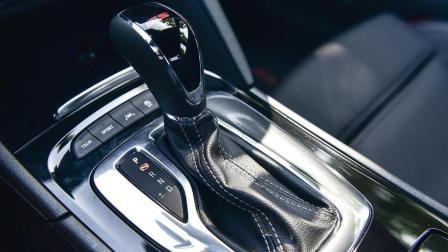 开自动挡车时,巧用挡位进行制动,减少刹车磨损,车主要.