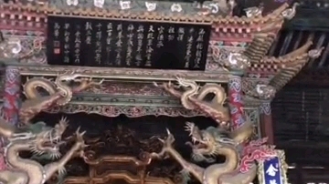 龙椅,是指古时候皇帝所坐的扶手上刻有龙的图案的椅子,龙椅一般放在...