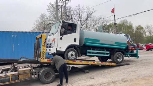 震撼!百台洒水车齐发,场面堪比阅兵!