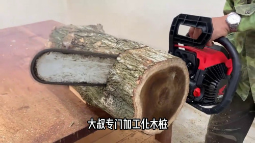 大叔专门加工桦木桩,用车工制作成木坛子,靠手艺在家月挣3万!