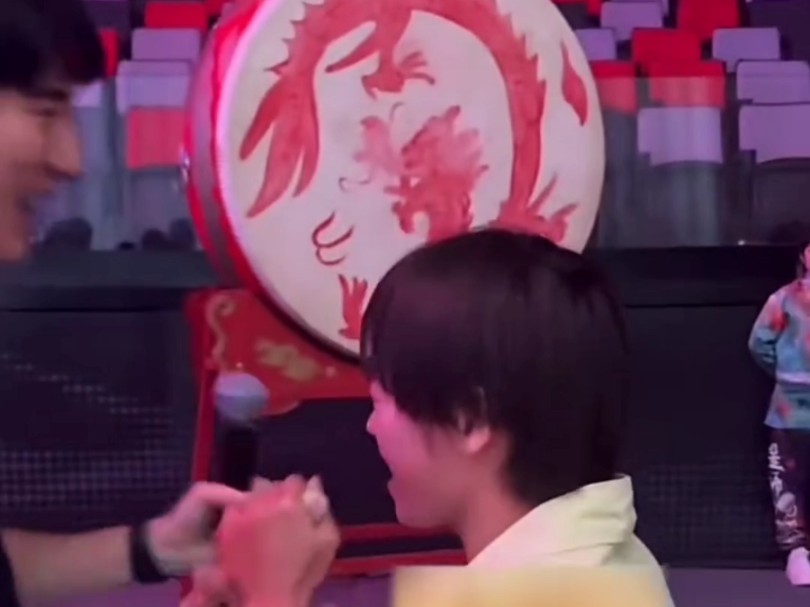 全红婵让王力宏见识到真正的搞笑女,活出自己,该松弛的时候就一直松弛