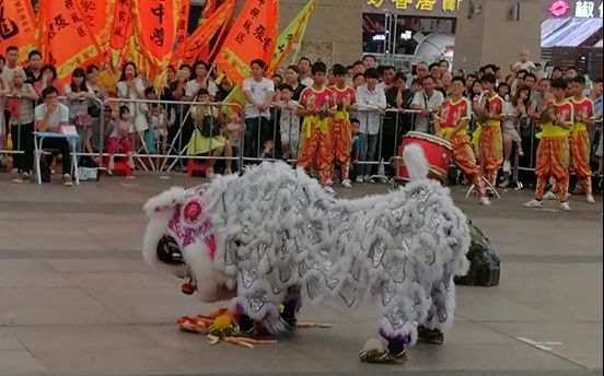 这俩中学生的舞狮表演很溜啊!