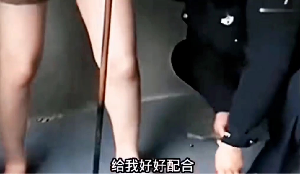 #第一视角 实拍死刑犯,临刑前戴铆钉死镣的过程。我们要遵纪守法,做...