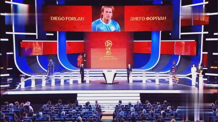 世界杯:抽签仪式上八位足坛名宿登场。现场观众掌声如潮