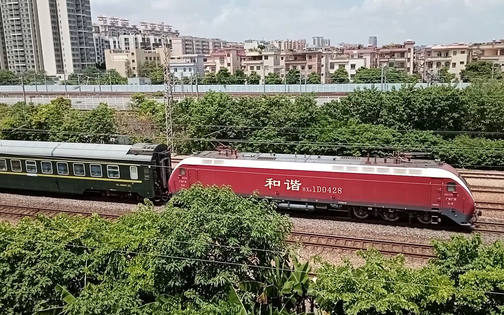 广铁广段HXD1D牵引深西直特Z230次列车从广州北通过
