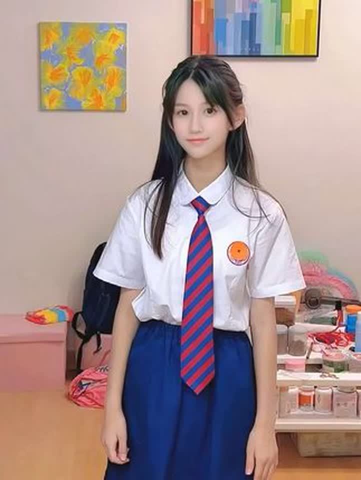 ...衣服说她大学生应该也有人信,我们学校的礼仪服太老气了一学就会系列