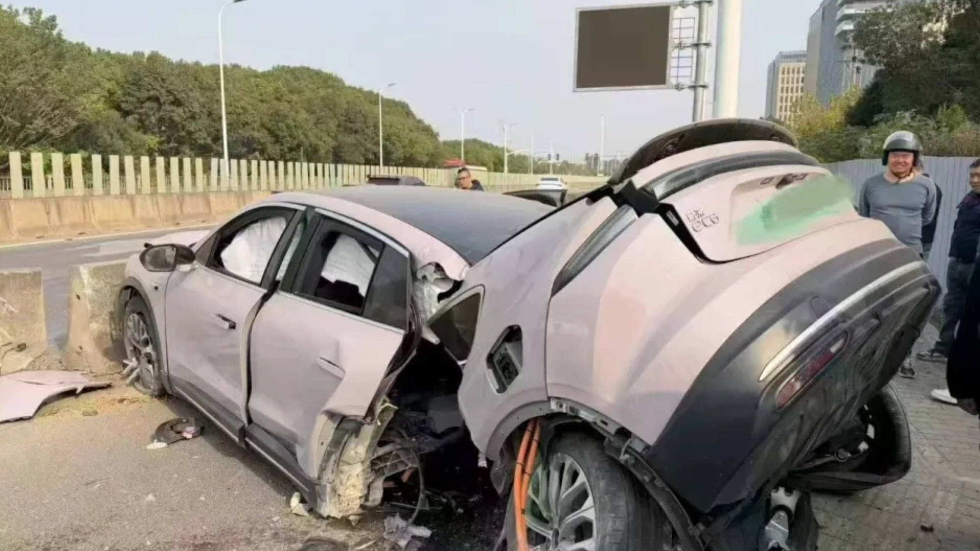 上海一汽车撞隔离带致车体断裂,车身未起火!车企官方回应:事发时车门...