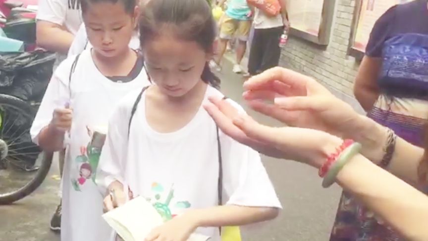 街巷有了“小管家” 首批小学生上岗履职