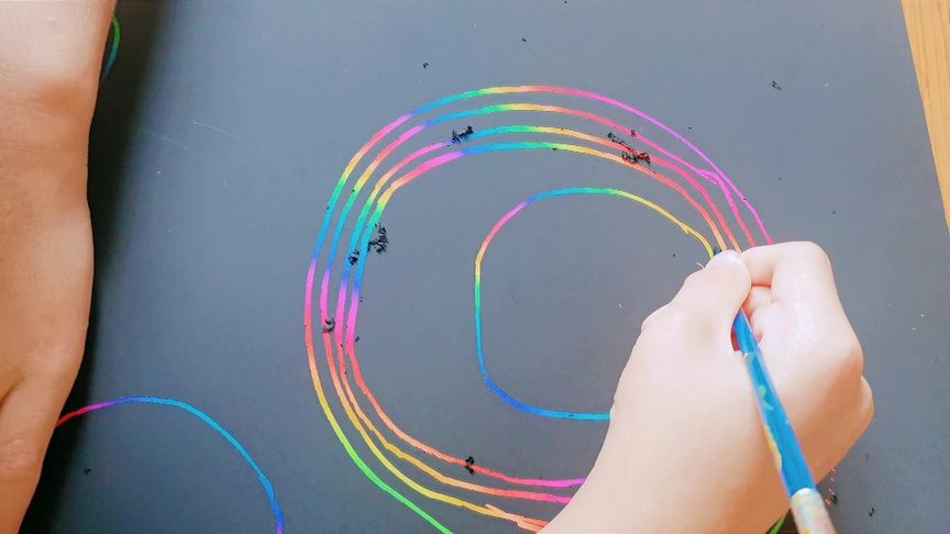 儿子第一次尝试画刮画,他很新奇。用最低成本感受不一样的视野