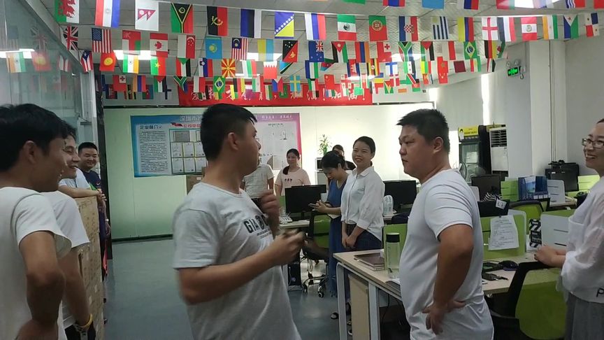 不知道早会玩什么小游戏?工厂上班开心就是这么简单,乒乓接力赛