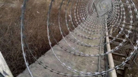 养殖平铺刀片刺绳 带刺金属隔离栅 镀锌刺绳立柱