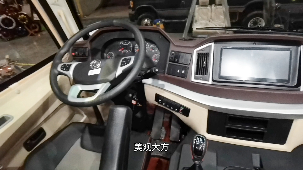 这绝对是B型房车的天花板,太帅了