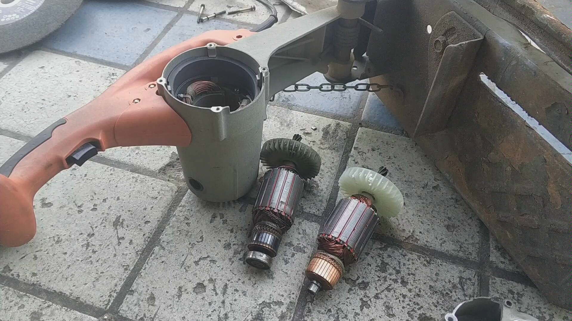 维修1台优力特355型材切割机,更换一个电机又可以开工挣钱了