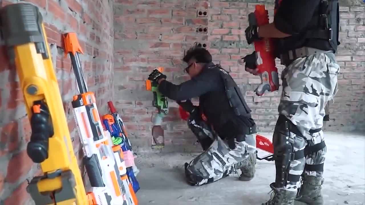 真人CS:队员被人击倒,队友们的复仇计划开始了!能成功吗