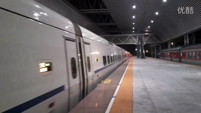 (优酷转载)CRH5A-5040/5082重联担当D1次列车进北戴河站