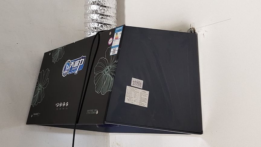 油烟机安装不需要水钻开孔器,这样开墙洞简单实用,又省200块