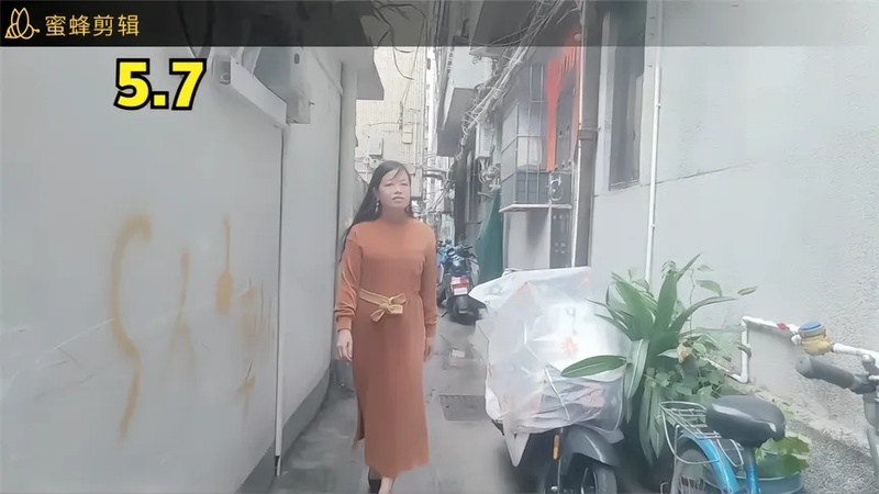买菜到家就下雨,妈妈用盆桶接雨,小女儿给电话手表充99话费不见