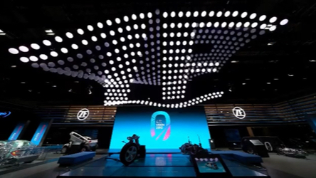 ...程序控制来实现各种立体的图形 效果的变幻,加之灯光音响媒体的配合