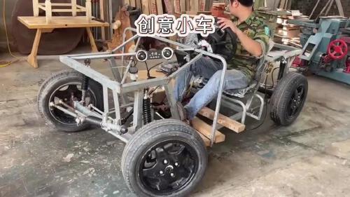 大叔利用毕生所学制作创意时尚小车,令村里人羡慕不已