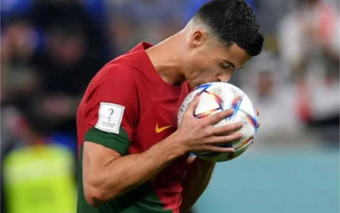 C罗真的很厉害,是全世界唯一一位连续五届世界杯进球的球员,本可以...