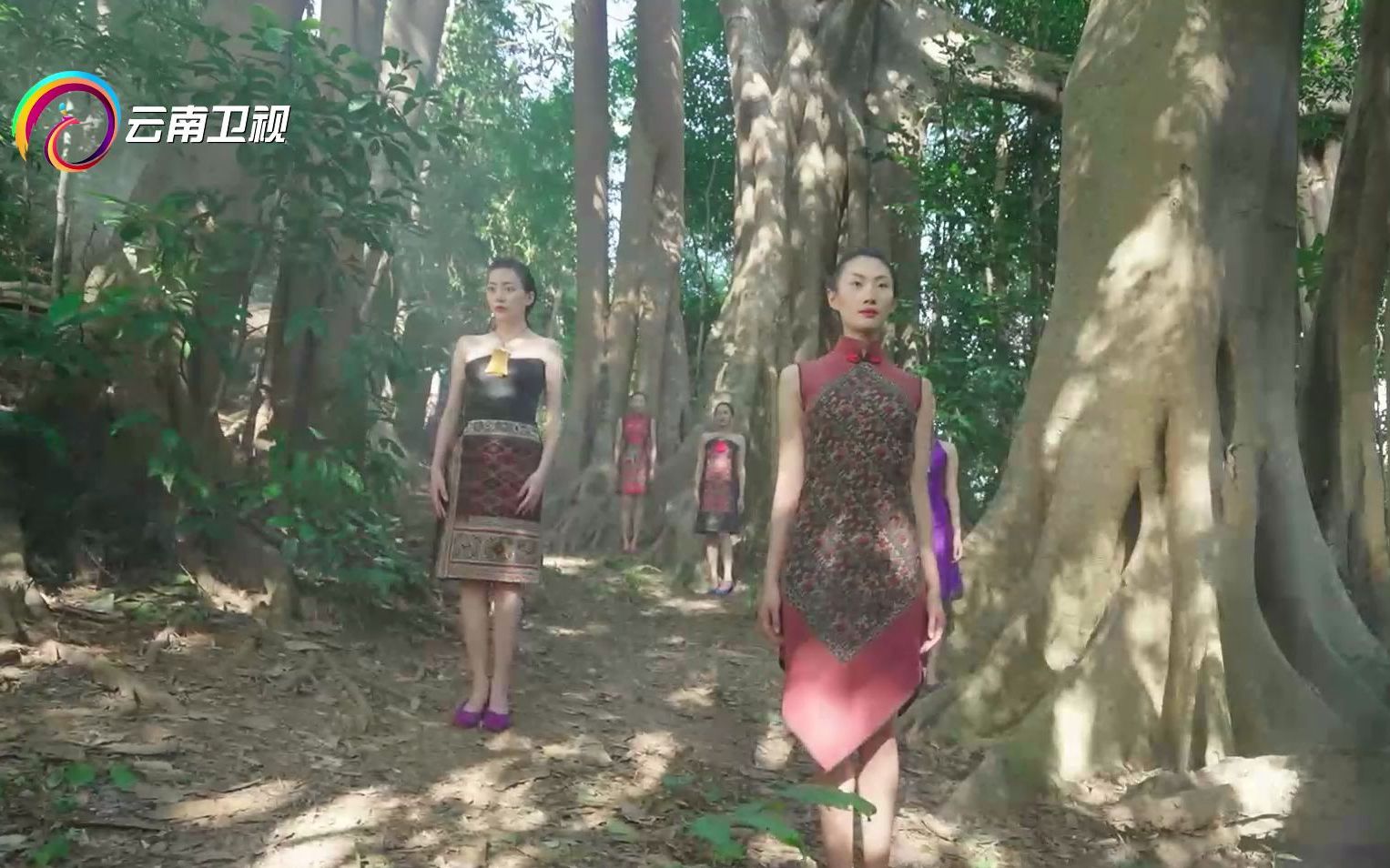 献礼COP15|穿在身上的七彩云南,美绝了的丝路云裳!