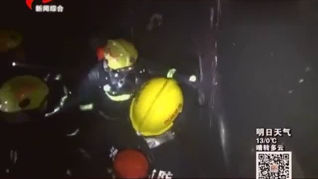 饭店厨房起火爆炸 消防队员冒险抢出5只煤气罐