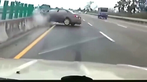 行车记录仪:惨烈车祸就发生在眼前,年轻女司机的反应让人又爱又恨!