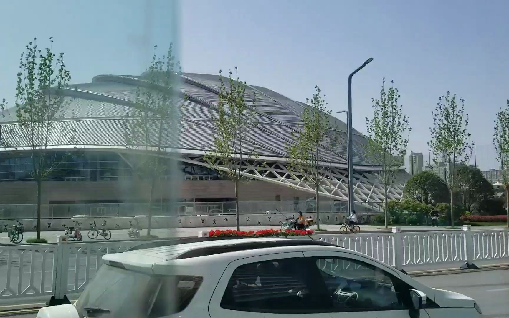 继续从电子城立交到唐延路,这建筑外形很独特