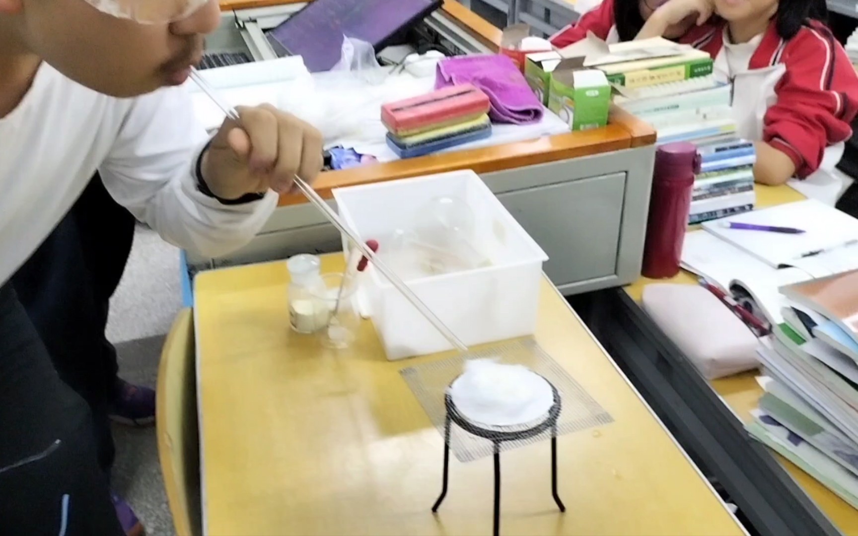 过氧化钠的反应:吹气生焰(CO2和H2O)