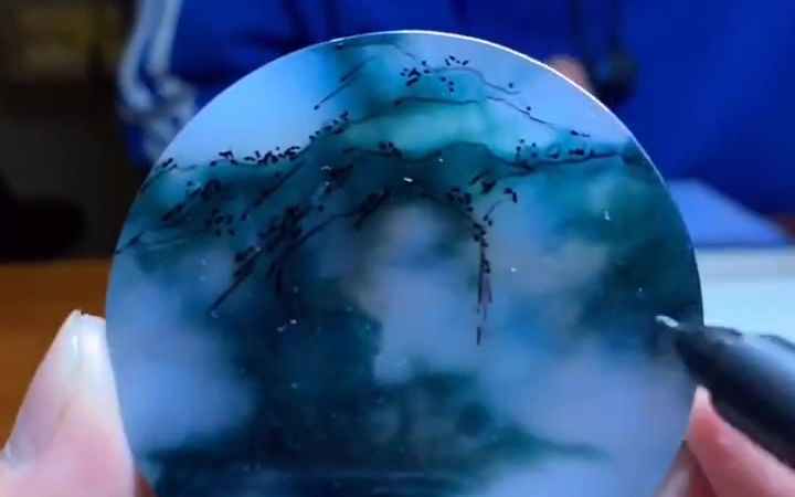 这块翡翠镯芯这样雕,救活了