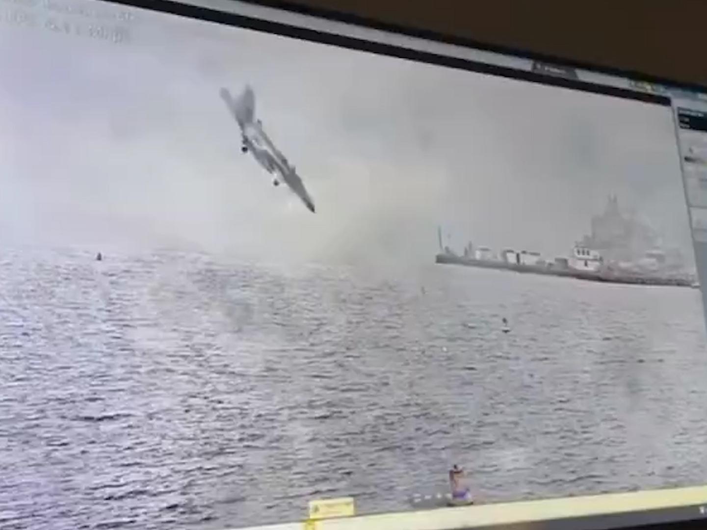 美军又一架战机坠毁:高速俯冲向海面,2名飞行员弹射逃生