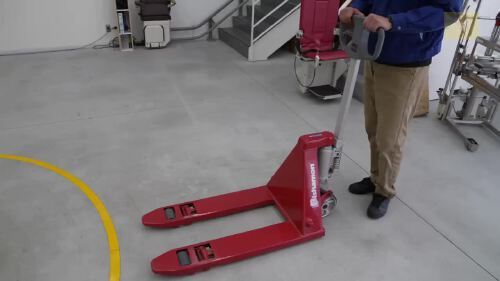 手动叉车是如何制作的?不仅能够高工作效率使用起来也方便