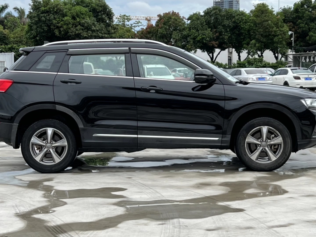 16年上牌,哈佛H6,1.5T排量,一手车,带全景大天窗,一键启动,多功能方向...