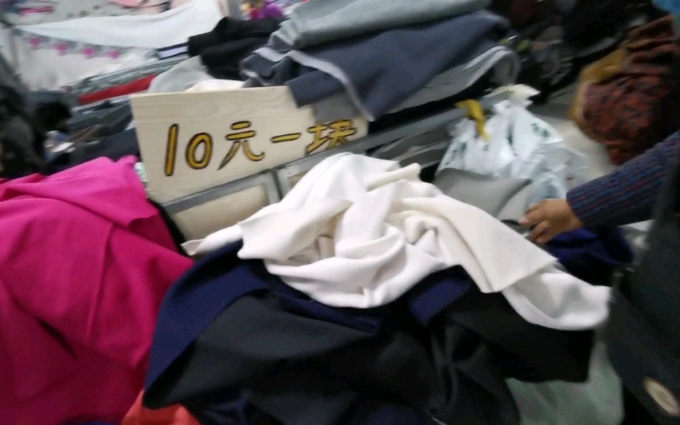 冬季布料市场,床单被套,碎料5元10元的针织料最有人买,都图便宜