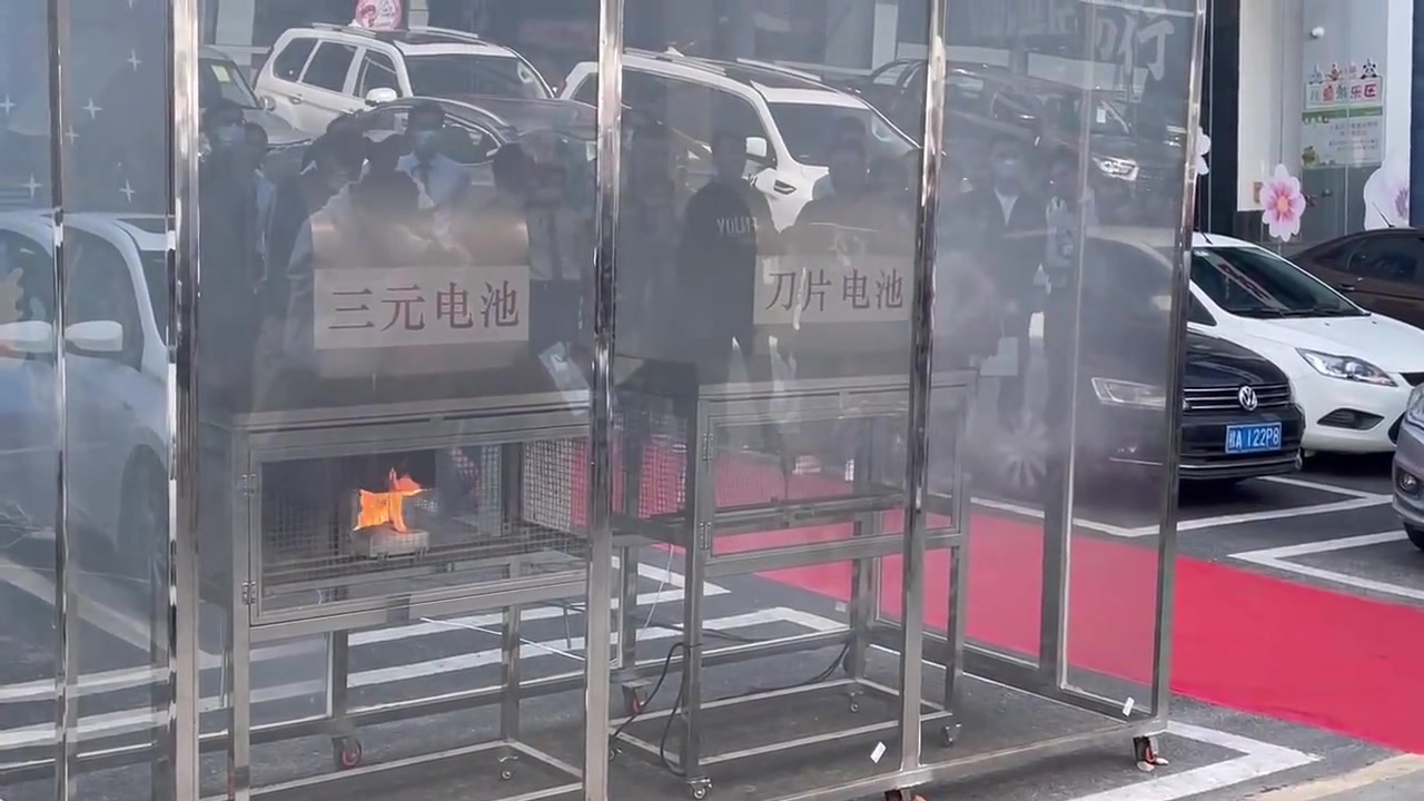 [帝弘]比亚迪刀片电池针刺实验,三元锂电池直接燃烧爆炸,刀片电池毫无...