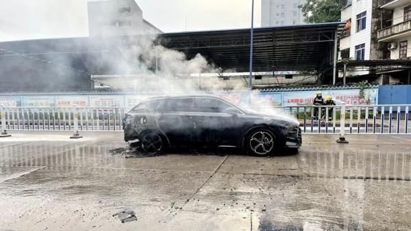 新能源电动汽车行驶中起火,消防员狂奔600米开辟救火通道