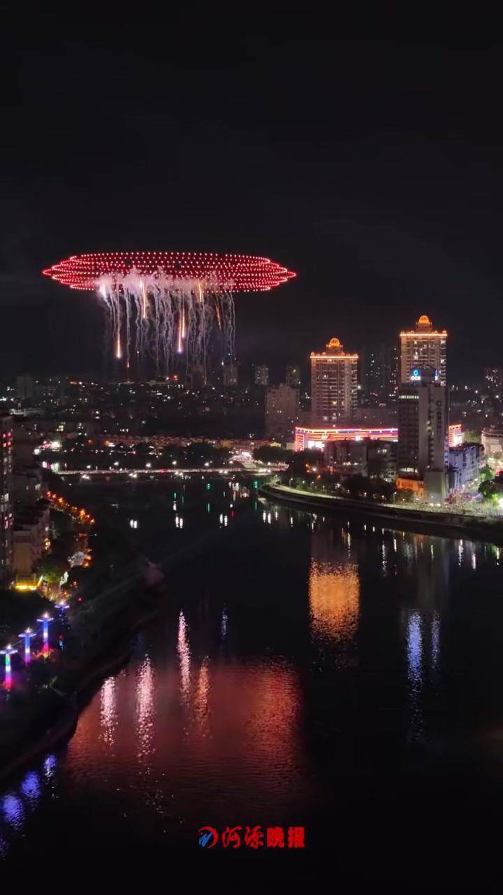 ...为市民呈现了一场传统鱼灯文化与现代光影科技完美融合的视觉盛宴。