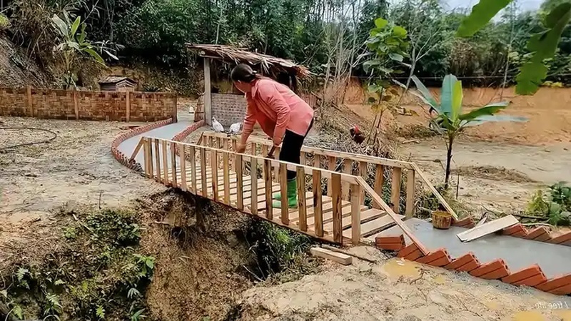设计建造一座通往猪圈的木桥,并用砖块和混凝土铺设一条小路