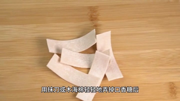 口香糖不小心沾到衣服上哪种办法更容易清除