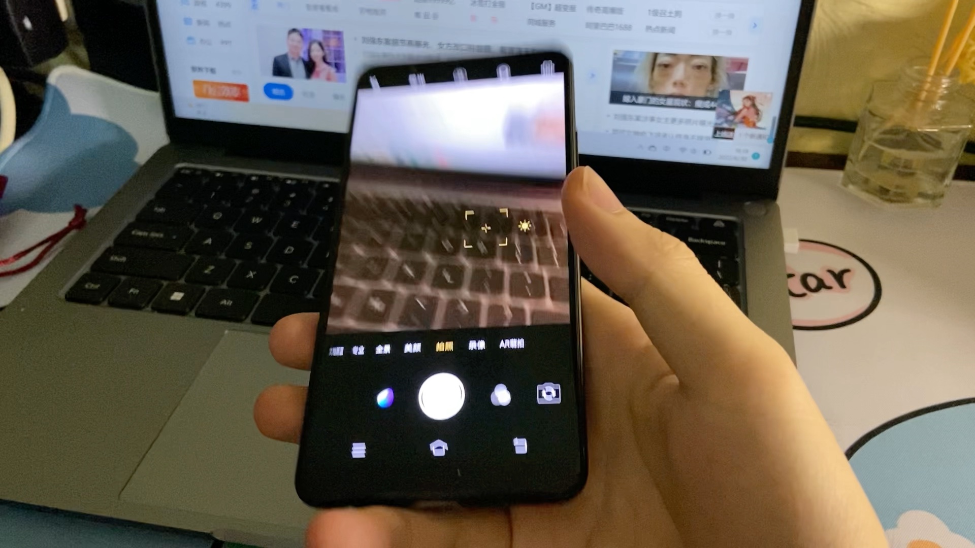 vivo X20搭载6.01英寸AMOLED显示屏,重量为159克