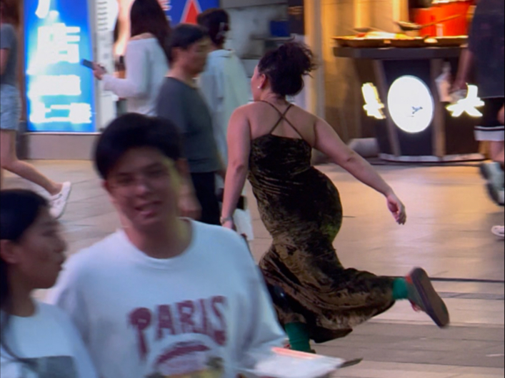 虽然生活充满不确定性 但可以肯定的是日子越过越好了只看他人的...